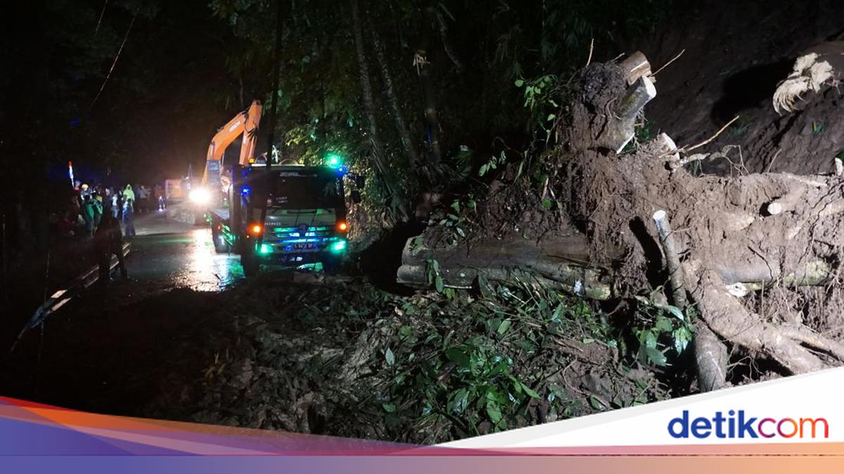 Tebing 8 Meter Longsor Lumpuhkan Jalur Wisata Pacet-Trawas di Mojokerto