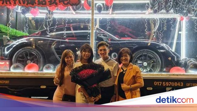 Viral Pria Melamar Pacar dengan Hadiah Mobil Porsche Bikin Netizen Insecure