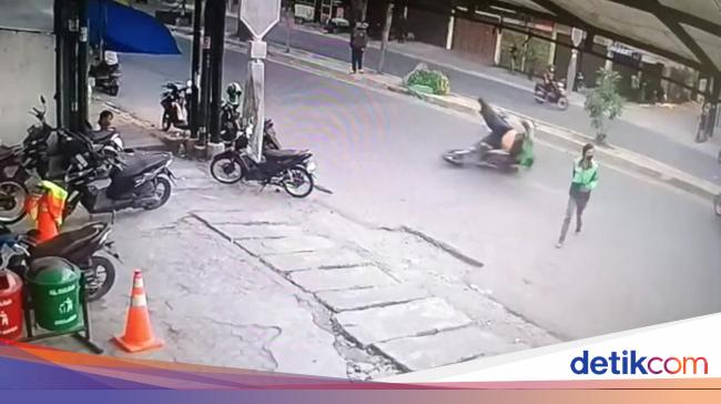 Detik-detik Driver Ojol 'Terbang' Ditabrak Motor saat Menyeberang Jalan di Medan