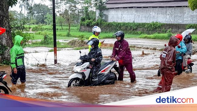 Luapan Sungai Pancoran Putuskan Jalur Bondowoso-Jember