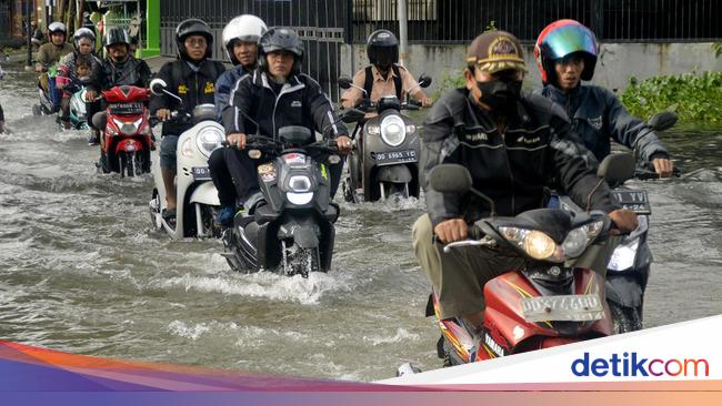 Aksi Pemotor Terobos Banjir di Gowa
