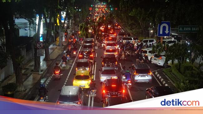 Jalanan Surabaya Macet Parah, Pengguna Jalan Terjebak Berjam-jam!