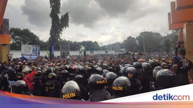 Sederet Potret Bentrok Suporter dan Polisi di Stadion Jatidiri Semarang Sederet Potret Bentrok Suporter dan Polisi di Stadion Jatidiri Semarang