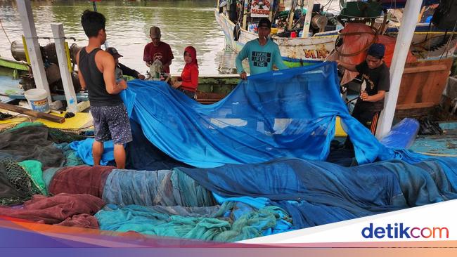Melihat Aktivitas Nelayan Muara Angke yang Libur Melaut Akibat Cuaca Buruk