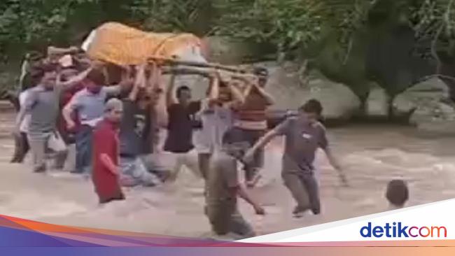 Momen Miris Warga Enrekang Tandu Jenazah di Sungai gegara Tak Ada Jembatan Momen Miris Warga Enrekang Tandu Jenazah di Sungai gegara Tak Ada Jembatan