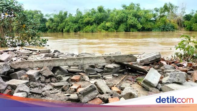 2 Rumah di Sragen Hanyut Terbawa Arus Bengawan Solo