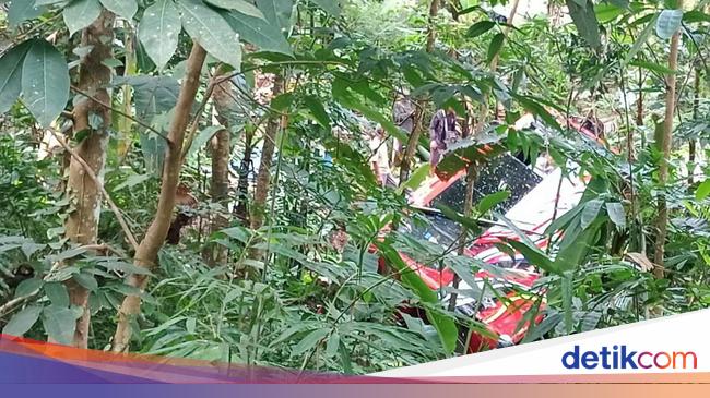 Bus Rombongan Ziarah Terjun ke Jurang Gebang Purworejo Bus Rombongan Ziarah Terjun ke Jurang Gebang Purworejo