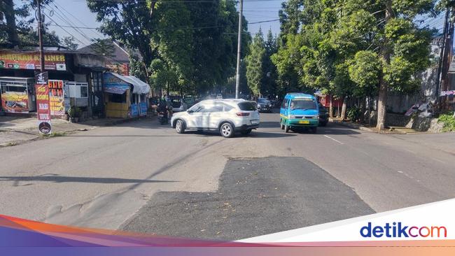 Lubang di Jalan Dago Bandung Akhirnya Ditambal