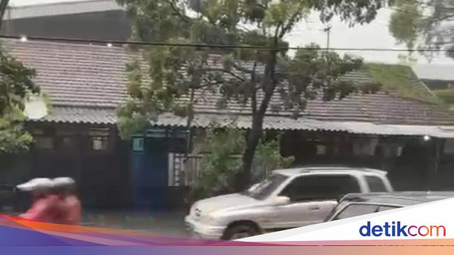 Hujan Deras Bikin Sejumlah Ruas Jalan di Surabaya Banjir
