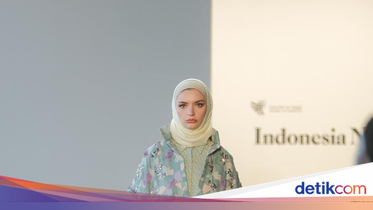 Foto: 10 Koleksi Busana Kami yang Dipamerkan di New York Fashion Week 2023