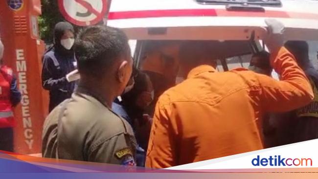 Tangis Istri Pecah Saat Jenazah Sekuriti Tenggelam di Kali Jagir Ditemukan