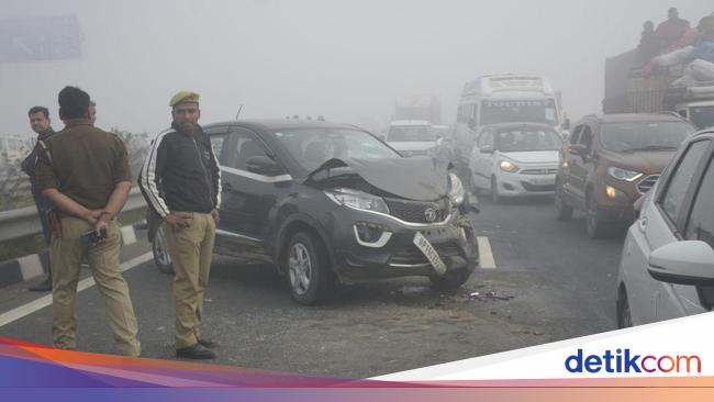 Kabut Tebal Picu Tabrakan Beruntun di Jalan Tol Delhi Kabut Tebal Picu Tabrakan Beruntun di Jalan Tol Delhi
