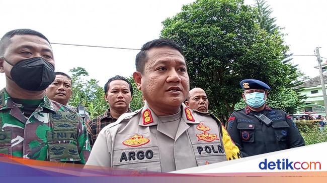 Tim Jibom Sterilisasi Lokasi Ledakan Petasan Blitar, Warga Diminta Menjauh