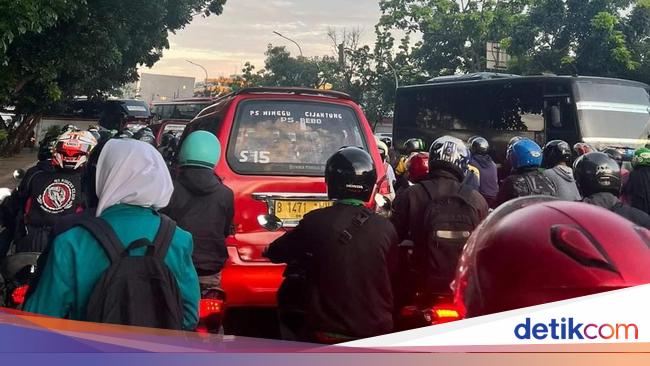 Lampu Merah Mati, Lalin di Bawah Flyover Pasar Rebo Macet