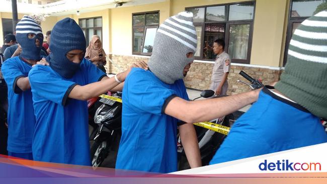 Pencuri Motor Bertopeng Sarung Tak Berdaya Dicokok Polisi