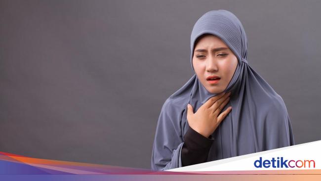 Hukum Menelan Dahak saat Puasa, Apakah Batal?