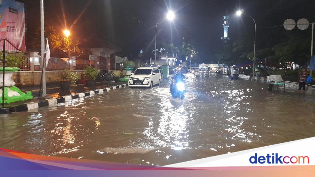 Pendopo Rumah Dinas Bupati Brebes hingga Alun-alun Terendam Banjir