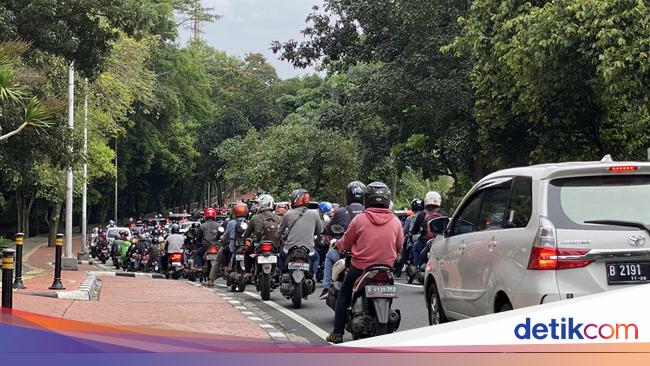 UI Depok-Lenteng Agung Macet, Warga Keluhkan Jalur Putar Balik di Rel ...