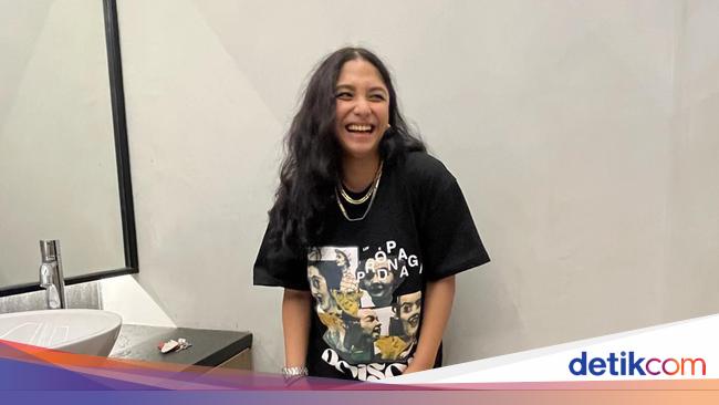 Penampakan Putri Ruth Sahanaya yang Ciuman dengan Wanita di Kelab