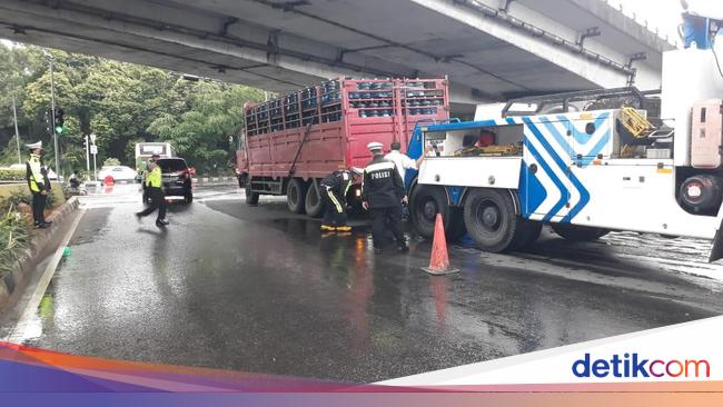 Truk Muatan Galon Patah As di Halim Jaktim, Lalin Tersendat
