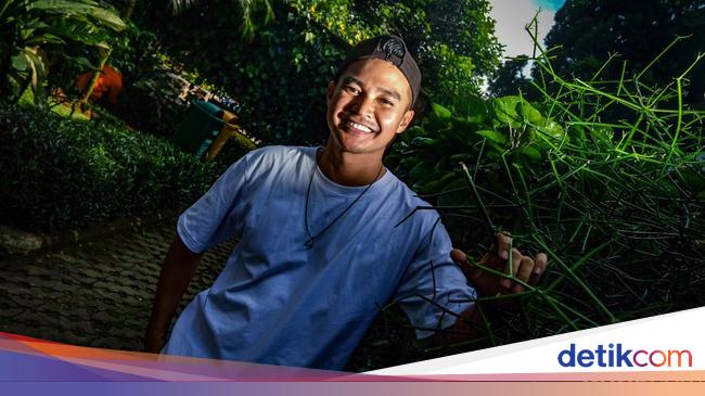 Jualan Baju Jadi Cara Aiman Ricky Tetap Berkarya dan Hasilkan Cuan