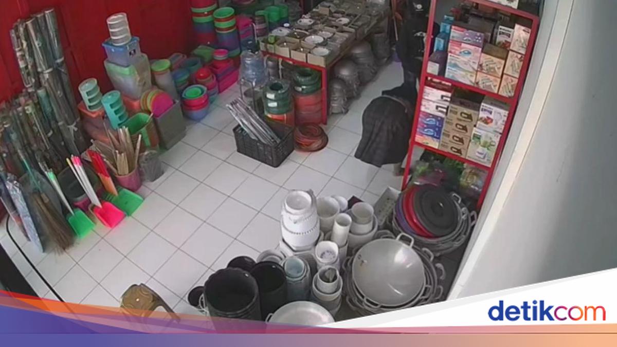 Ulah Nyeleneh Wanita Tasik Nyolong Setrikaan di Toko Terekam CCTV
