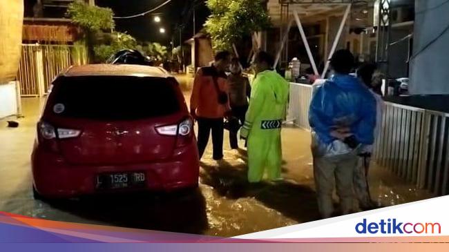 Derasnya Banjir Driyorejo Gresik Bikin Mobil Terseret hingga 20 Meter