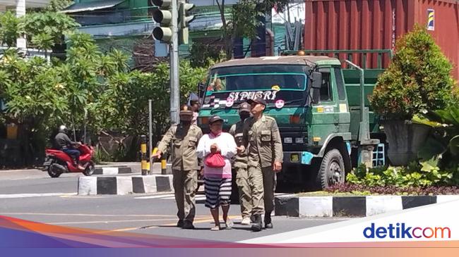 Ganggu Pengendara, Gepeng di Simpang Tohpati Denpasar Ditertibkan Ganggu Pengendara, Gepeng di Simpang Tohpati Denpasar Ditertibkan