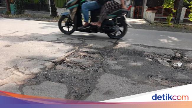 Jalan Brebes-Jatibarang Rusak, Warga: Sering Terjadi Kecelakaan Jalan Brebes-Jatibarang Rusak, Warga: Sering Terjadi Kecelakaan