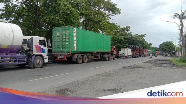 Jalur Pantura Juwana Pati-Rembang Macet Parah Sore Ini
