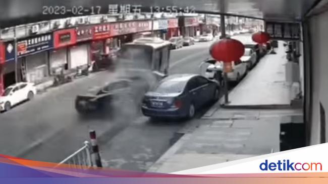 Mobil Tesla Kecelakaan (Lagi): Melesat 'Kesetanan', Hantam Bus dan ...