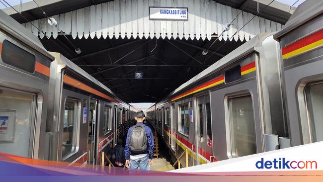 Anker Green Line Mengeluh KRL Telat karena Gantian dengan Kereta Barang