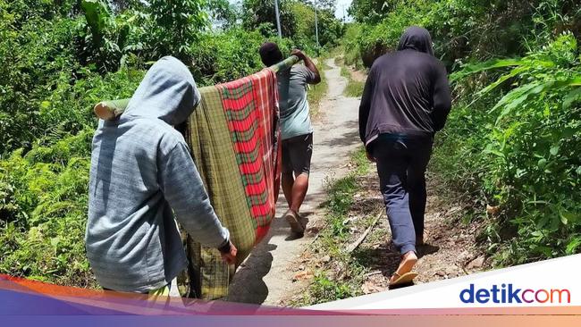 Warga Melahirkan di Majene Ditandu 3 Km gegara Akses Jalan Tak Memadai
