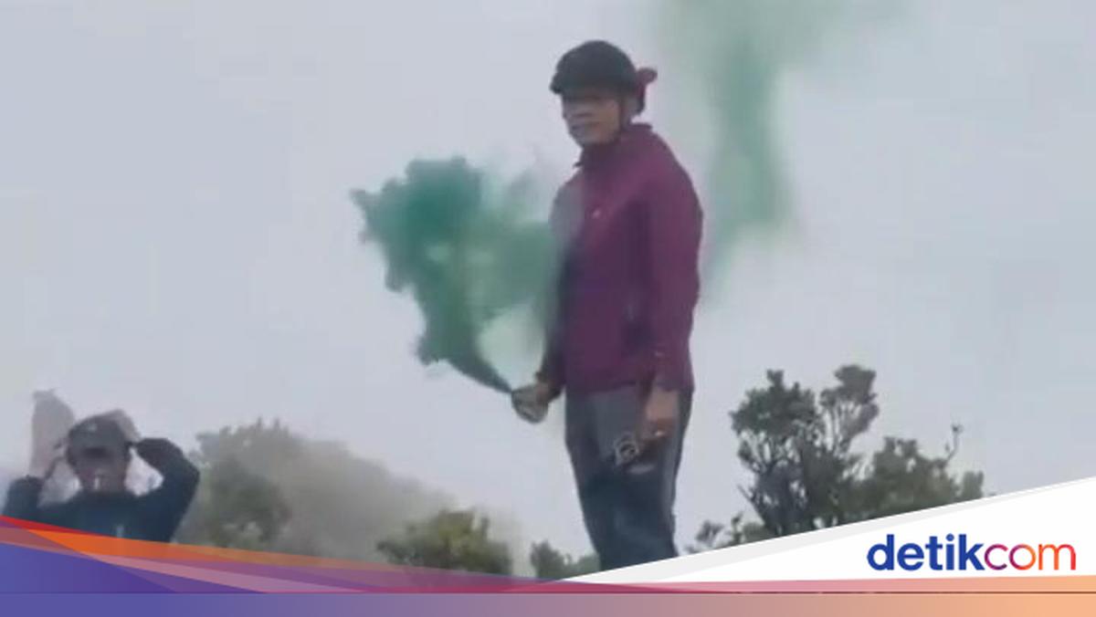 Bom Asap Bikin Akses Masuk Gunung Gede Diperketat