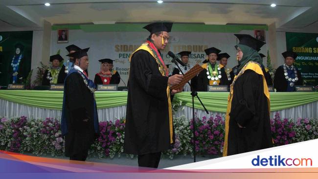 So Sweet! Momen Rektor Lantik Istri Tercinta Jadi Guru Besar IAIN Kudus So Sweet! Momen Rektor Lantik Istri Tercinta Jadi Guru Besar IAIN Kudus