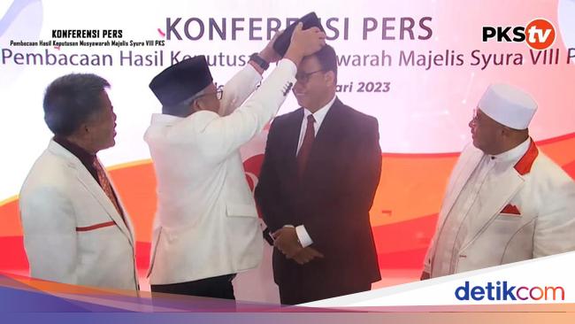Momen Presiden PKS Pakaikan Peci ke Anies Usai Deklarasi Capres