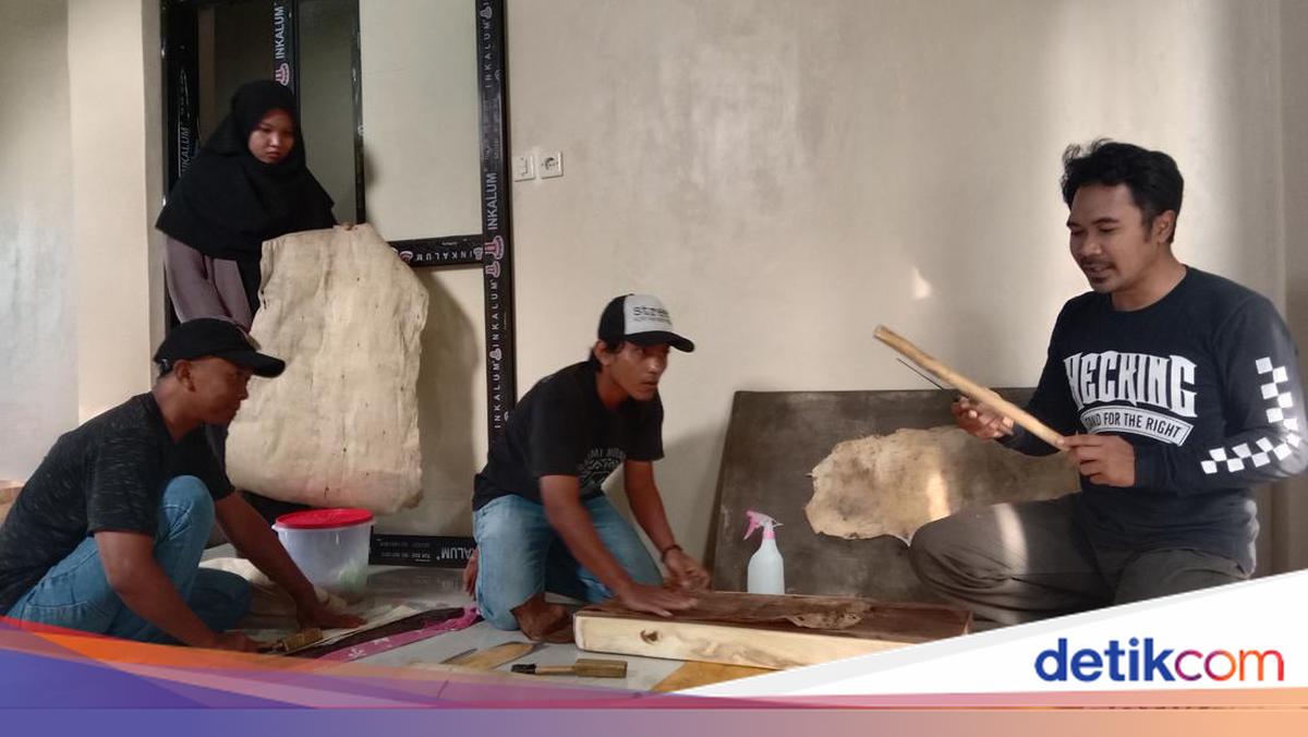 Mengintip Proses Pembuatan Kertas Daluang di Indramayu