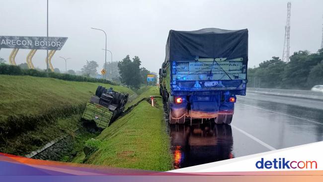 Sopir Diduga Ngantuk, Truk Angkut Batu Bara Terguling di Parit Tol Jagorawi
