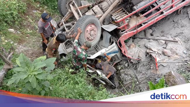 Truk Muat Semen Terjun ke Sungai gegara Rem Blong, Sopir-Kernet Terjepit