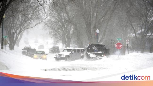Badai Musim Dingin Bikin Jalanan AS Memutih Tertutup Salju