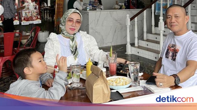 Bella Shofie Kompak Kulineran Bareng Keluarga, Ini Potret Manisnya