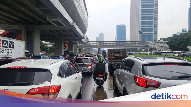 Jakarta Diguyur Hujan, Jalanan Macet! Jakarta Diguyur Hujan, Jalanan Macet!