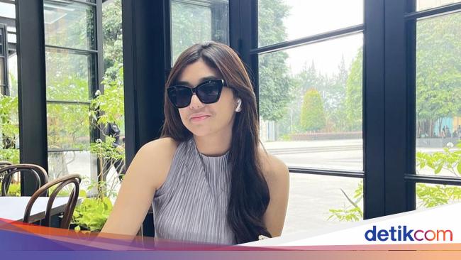 Gaya Berkelas Clara Shinta Saat Makan di Restoran Mewah