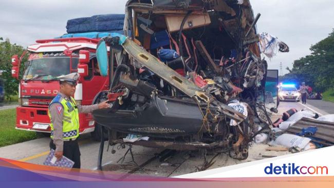 Bus Ngebut Sebelum Tabrak Truk di Cipali yang Tewaskan 5 Orang