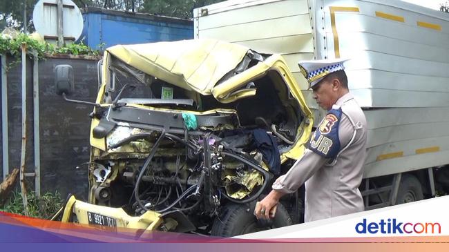 Truk Tabrak Tronton Mogok di Tol Cipularang, Satu Orang Tewas