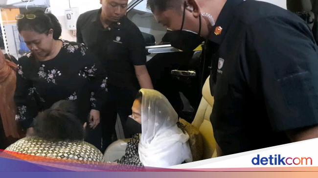 Istri Gus Dur Jenguk David Korban Penganiayaan Mario Dandy di RS Mayapada Istri Gus Dur Jenguk David Korban Penganiayaan Mario Dandy di RS Mayapada
