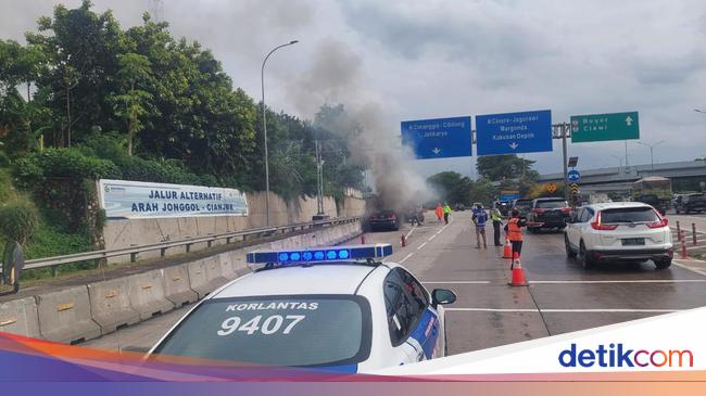 Sedan Terbakar di Tol Cinere-Jagorawi, Diduga gegara Korsleting