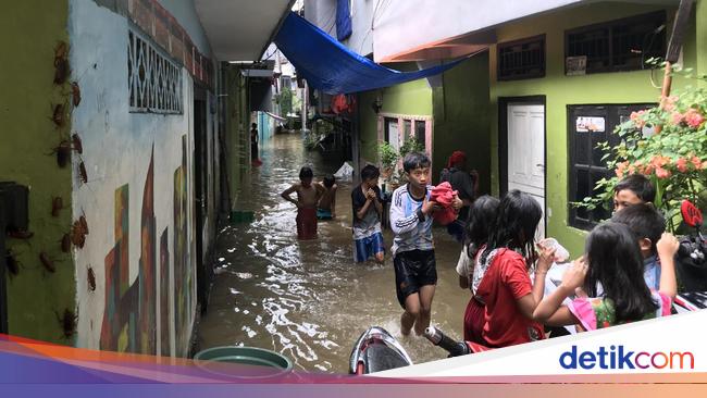 Kondisi Terkini Banjir Semeter Rendam Permukiman di Kebon Pala Jaktim