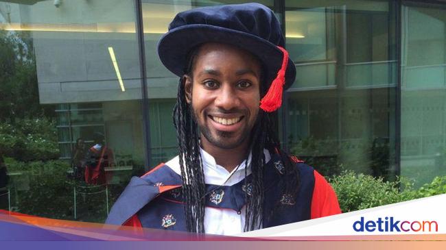 Profesor Termuda Cambridge: Tak Bisa Baca-Tulis Sampai Usia 18 Tahun