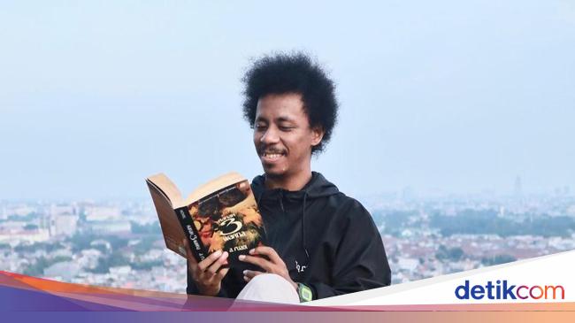 Profil Raim Laode, Komika Bersuara Emas Pelantun Lagu Komang